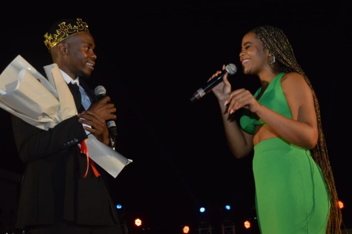 Alice Júlio surpreende o namorado Anderson Mário com rosas - PlatinaLine