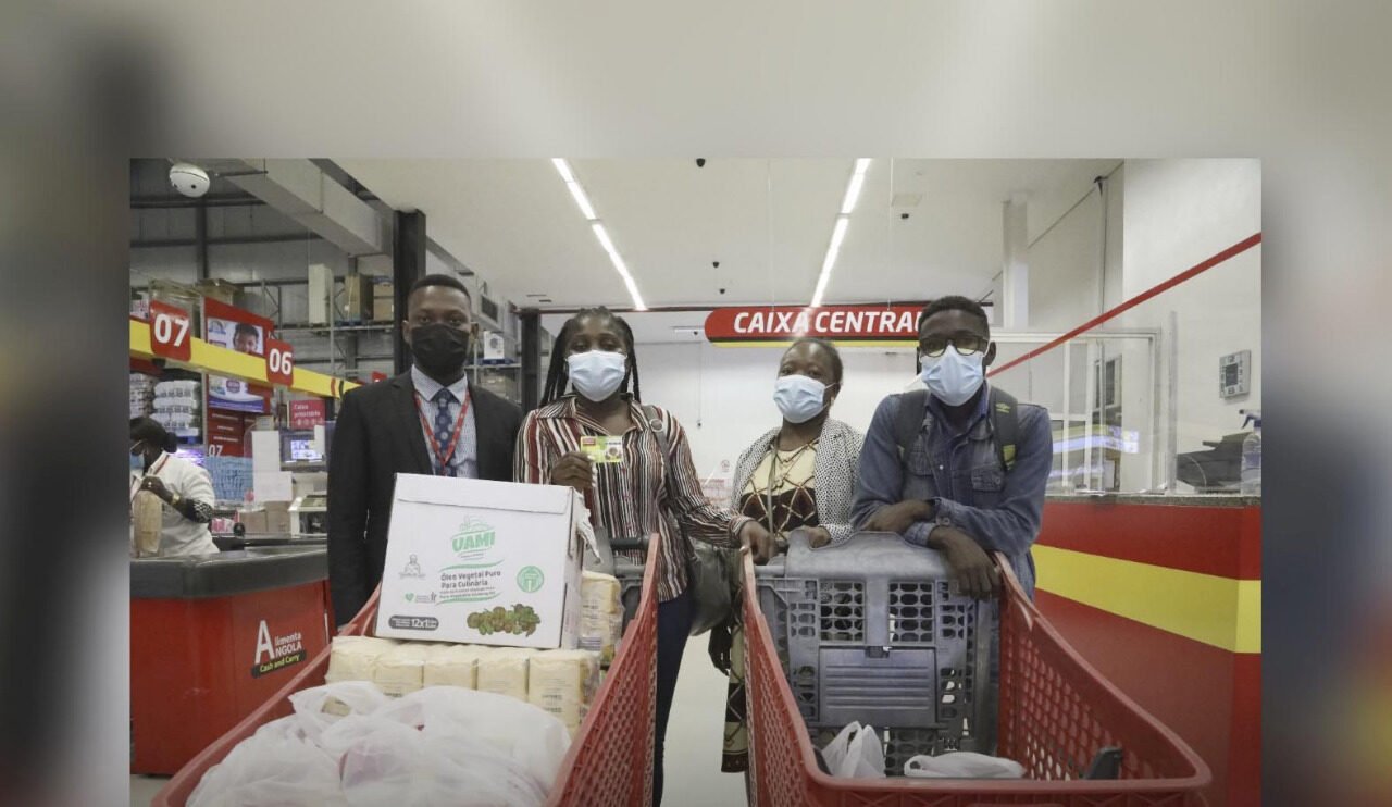Alimenta Angola doa vale de compras de cem mil kwanzas ao Centro Santa ...