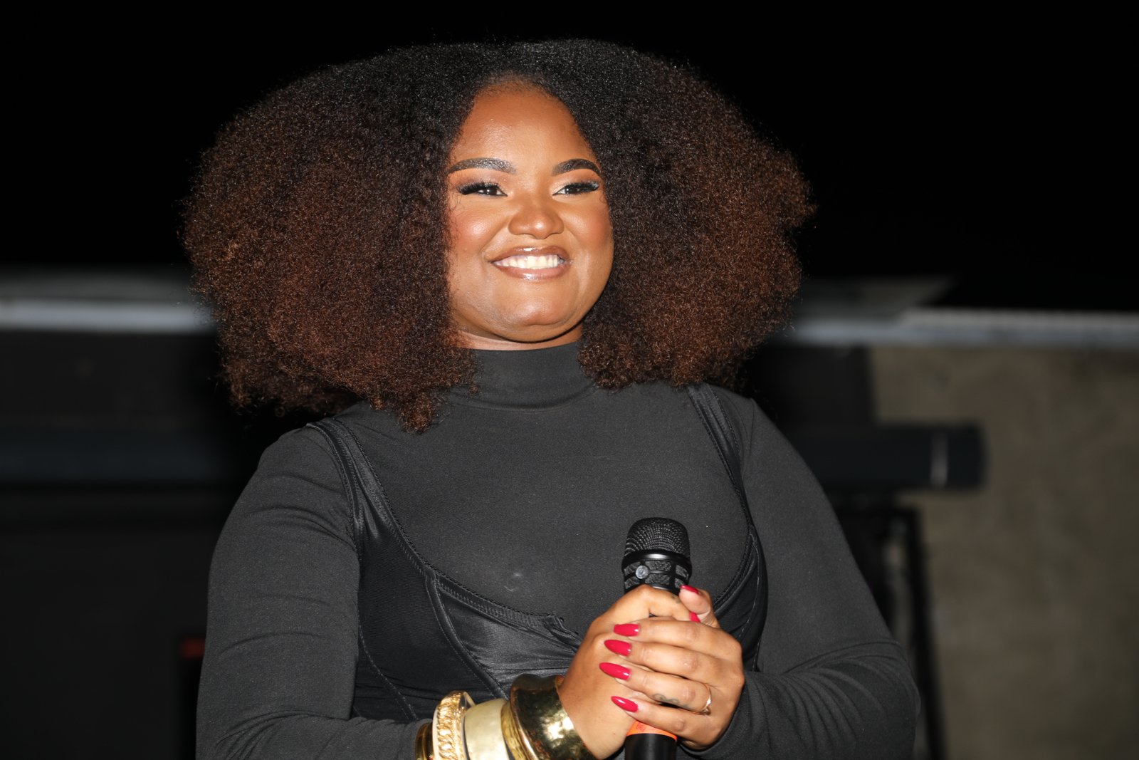 Edmazia Mayembe apresenta 3º álbum discográfico “Emoções” em show ...