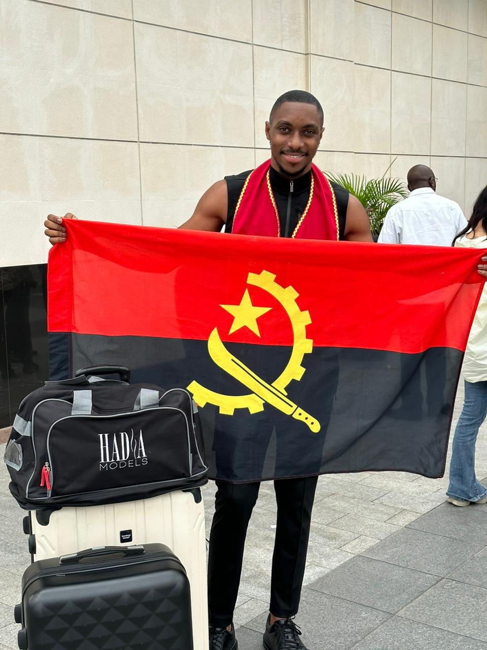 Mister Angola 2022 de malas feitas para representar o país no concurso ...