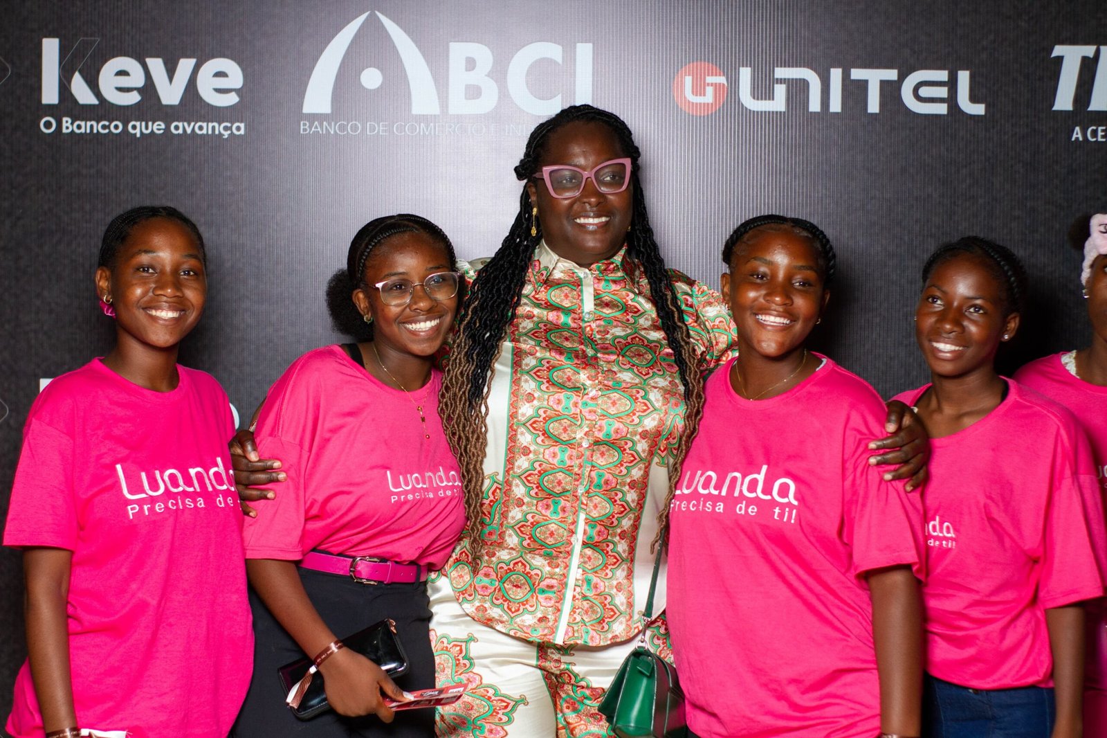 Administradora Municipal de Luanda, Milca Caquesse, leva 50 meninas dos ...