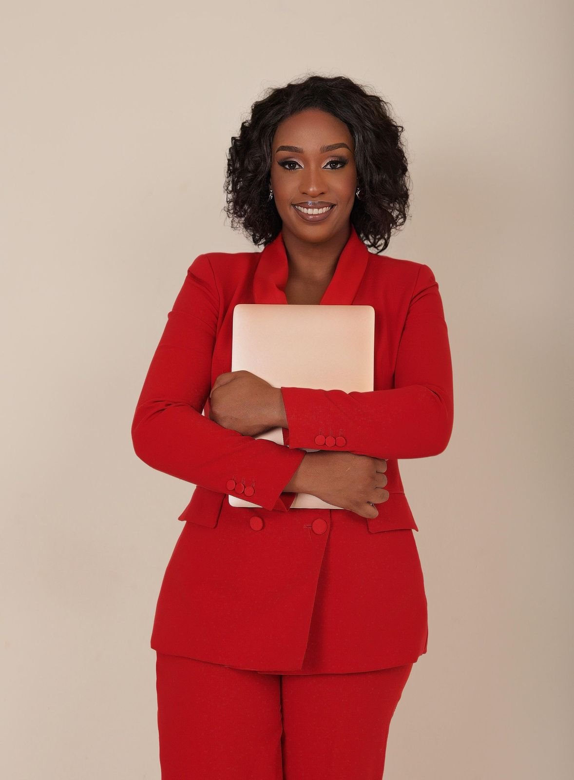 Auria Machado lança livro “A Rainha dos Porcos” com foco na ...